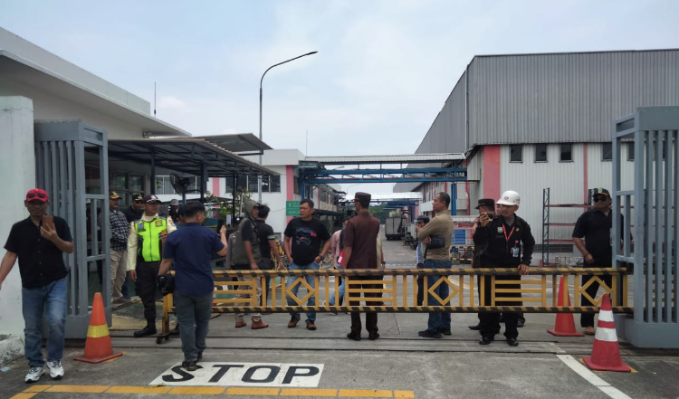 Masyarakat Desa Parungmulya Karawang Unjuk Rasa ke PT Inti Ganda ...